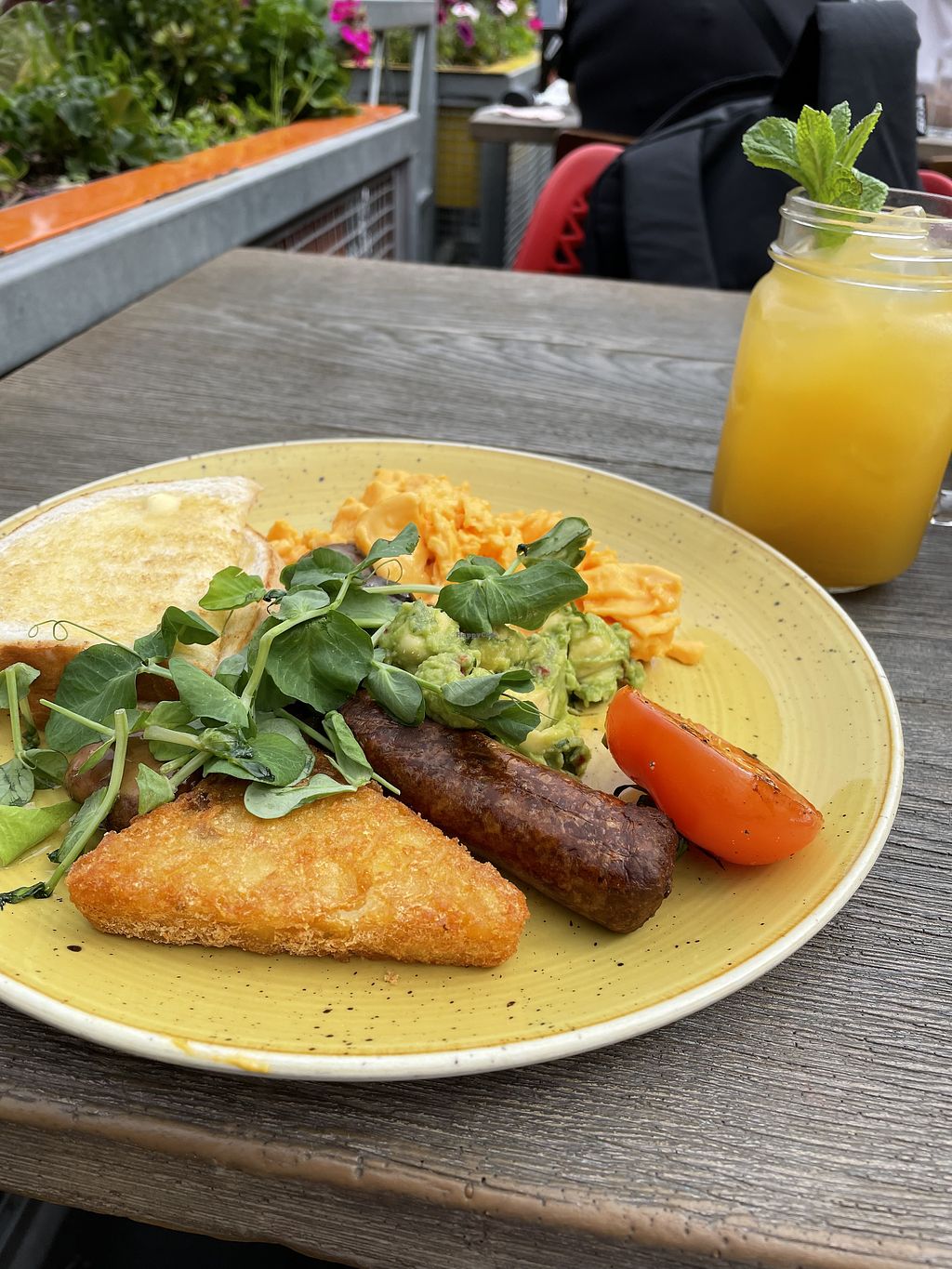 CLOSED: Giraffe - London Restaurant - HappyCow